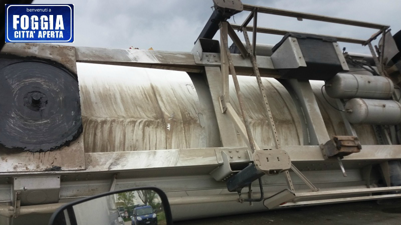 Foggia, si ribalta autocisterna sulla Circonvallazione Foggia, si ribalta autocisterna sulla Circonvallazione